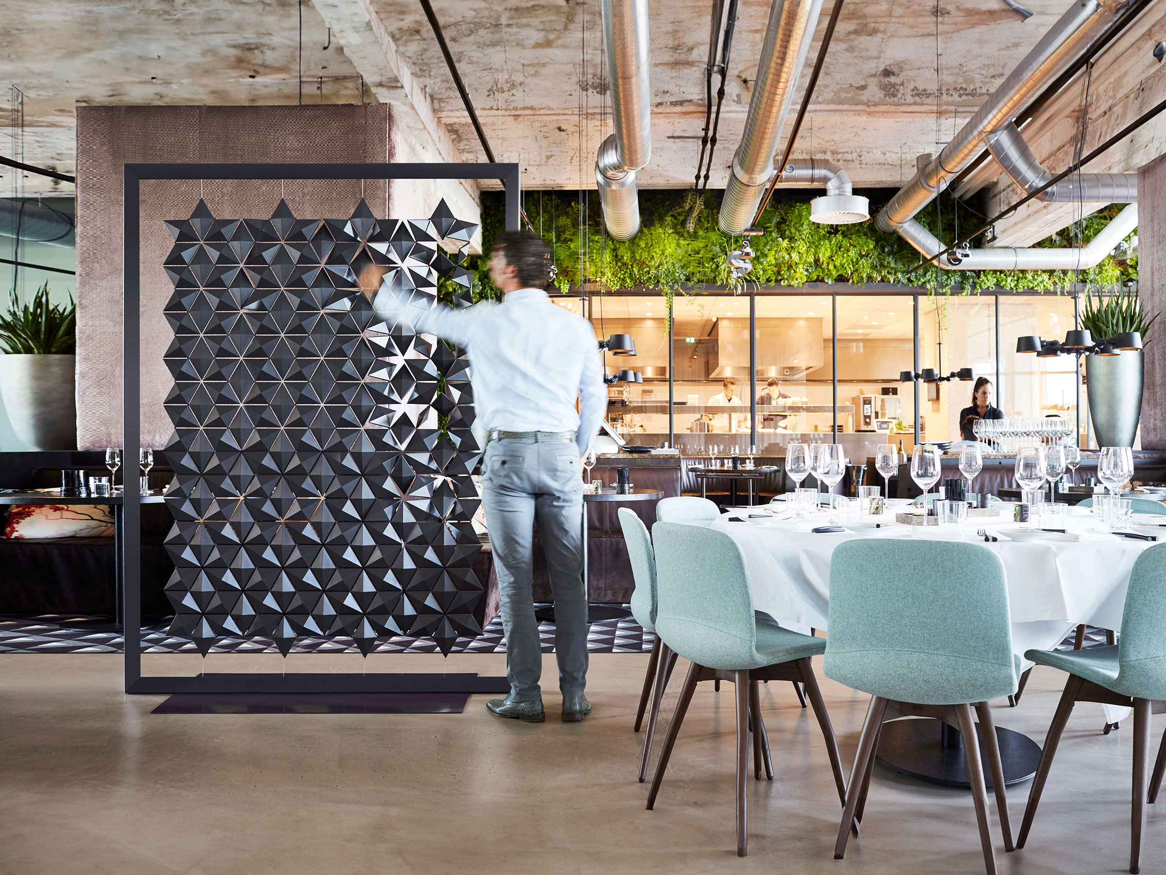 Restaurant and bar partition that defines space with elegance • Idea ...